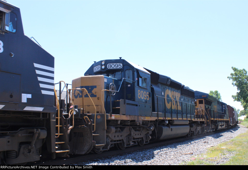 CSXT 8095 on CSX Q620-11